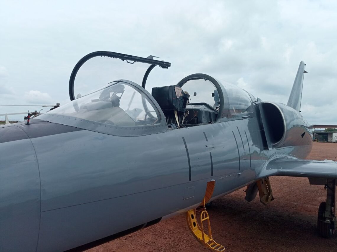 Centrafrique: les FACA reçoivent le premier avion d’entraînement ...